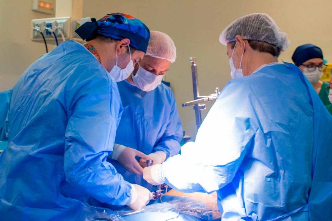 Pionera cirugía de «pecho hundido» en el Hospital de La Serena mejora ...